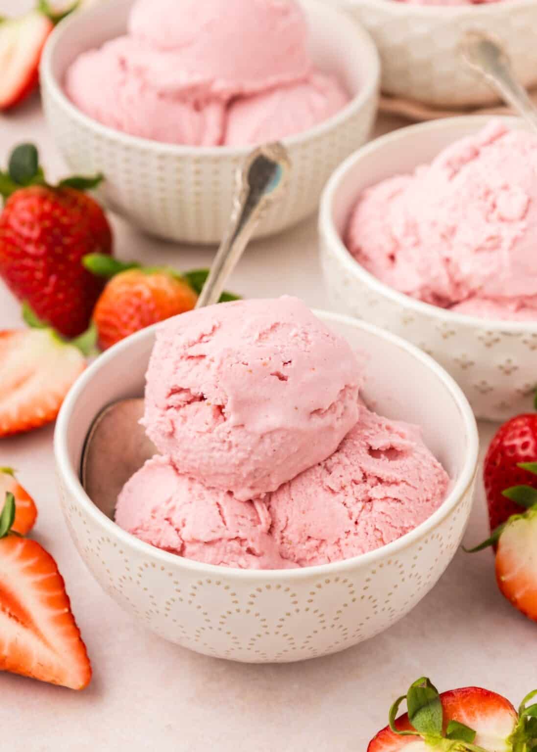 Strawberry Frozen Yogurt | Living Chirpy